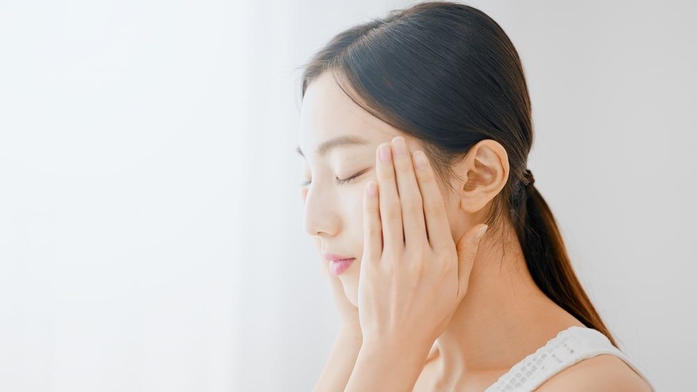 13 Cara Menghilangkan Noda Hitam di Wajah: Alami, Medis, dan Skincare